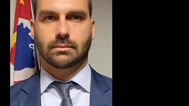 Eduardo Bolsonaro assina carta pedindo ao pai que retire projeto do ... Eduardo Bolsonaro assina carta pedindo ao pai que retire projeto do ...