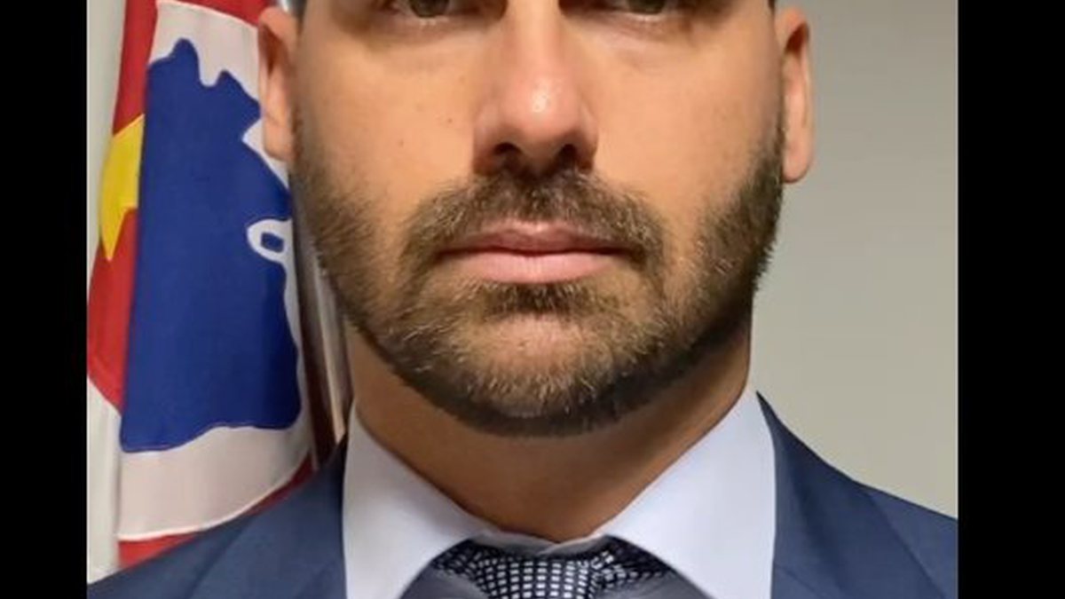 Eduardo Bolsonaro assina carta pedindo ao pai que retire projeto do ... Eduardo Bolsonaro assina carta pedindo ao pai que retire projeto do ...