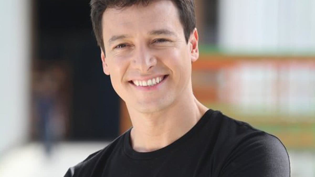 Aos 46 anos, Rodrigo Faro ostenta corpo definido ao posar de sunga