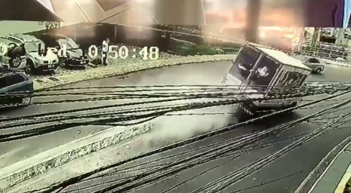 Veja o momento em que caminhão desgovernado desce ladeira do Horto e bate em poste na Av. Juracy ...