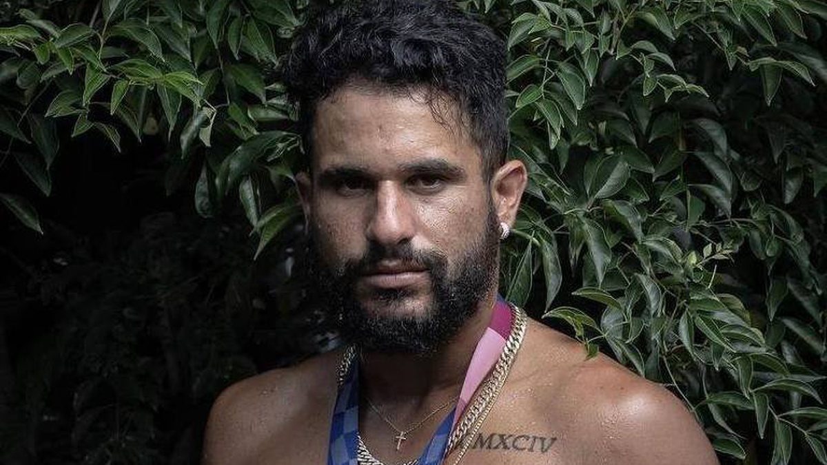Italo Ferreira posa sem camisa com ouro no peito e arranca suspiros na ... Italo Ferreira posa sem camisa com ouro no peito e arranca suspiros na ...
