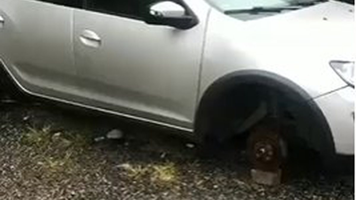 Carros amanhecem sem as quatro rodas em estacionamento na Avenida ...