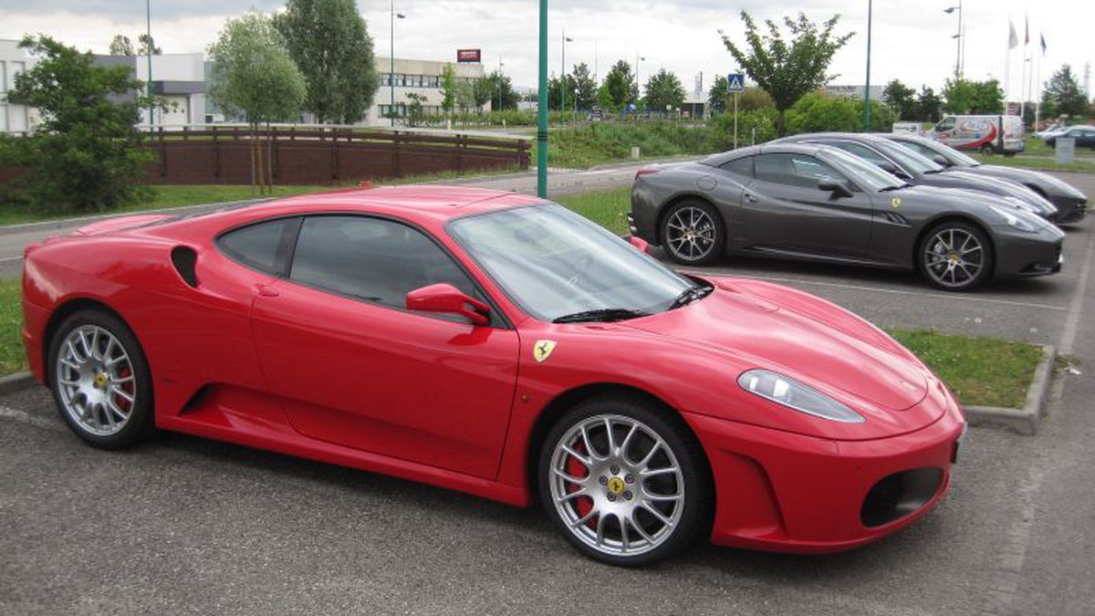 Falido, mas nem tanto: Eike Batista passeia de Ferrari no Rio