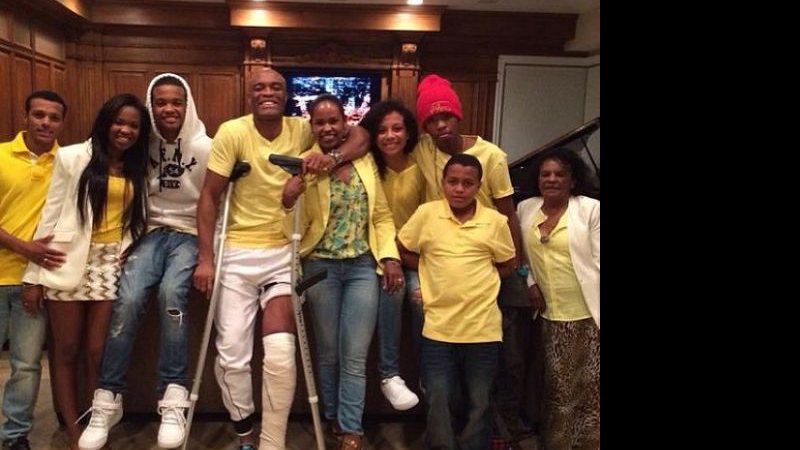 Em recuperação, Anderson Silva posta foto da família no Réveillon