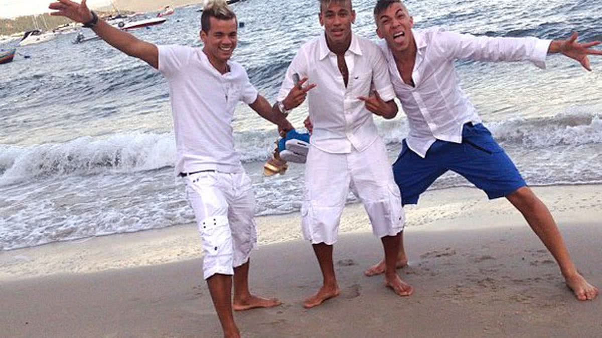 Neymar amanhece em praia com amigos