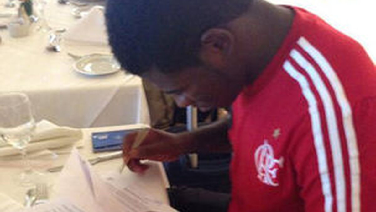 Feijão assina com o Flamengo após ser aprovado nos exames médicos Feijão assina com o Flamengo após ser aprovado nos exames médicos