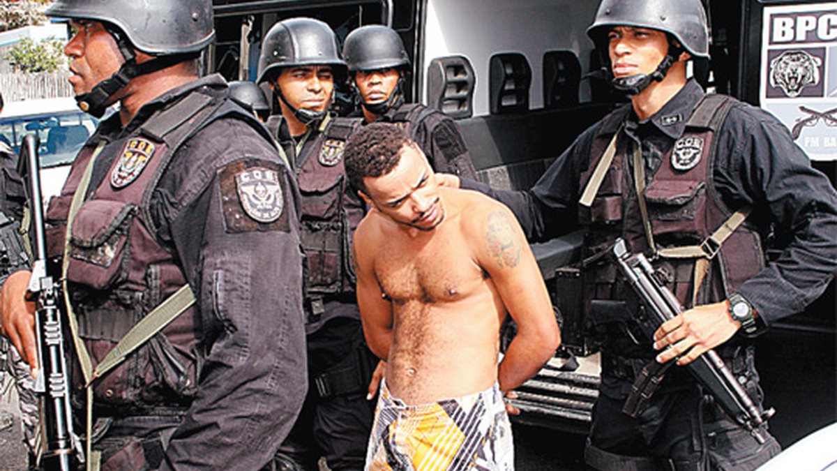 Polícia apresenta traficante Coe, chefe do tráfico na Saramandaia