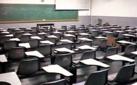 Aluno flagra professores transando em sala de aula