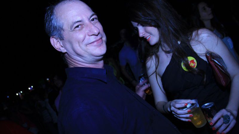 Ciro Gomes aparece ao lado de morena em show