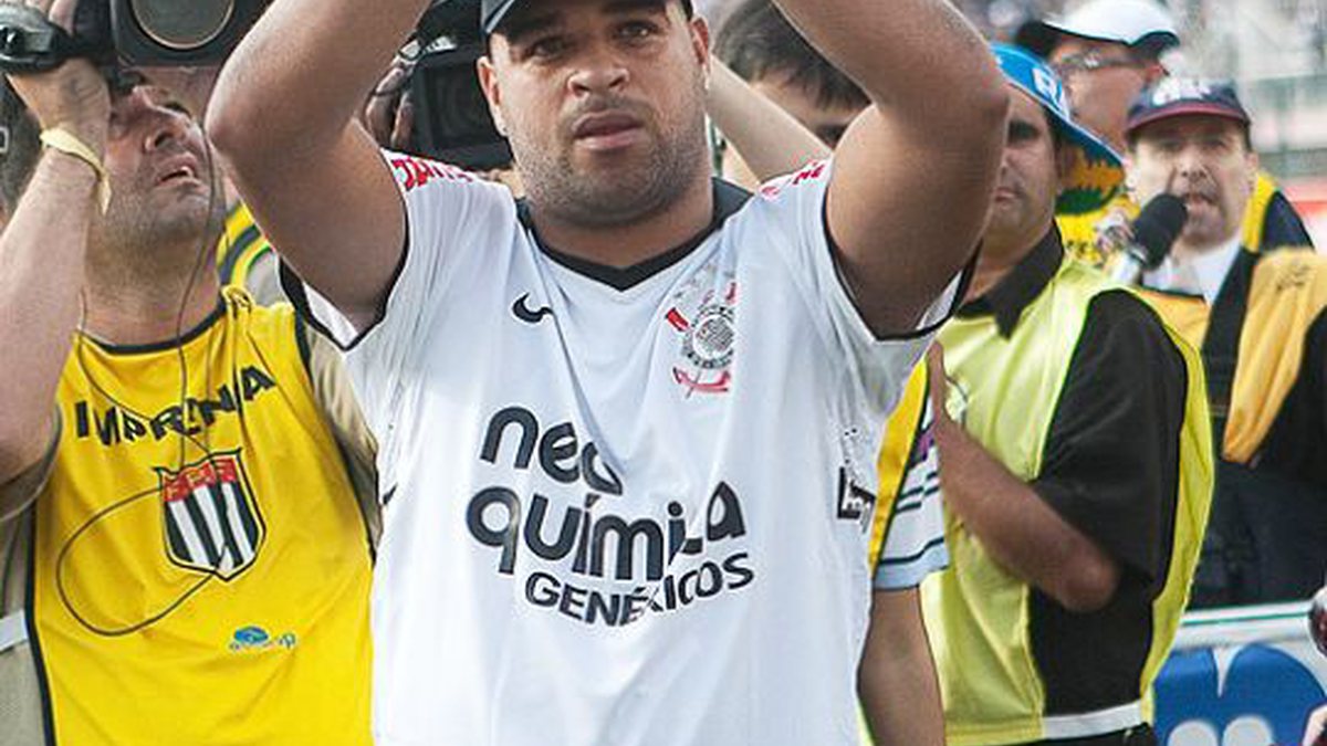 Adriano se apresenta à Fiel