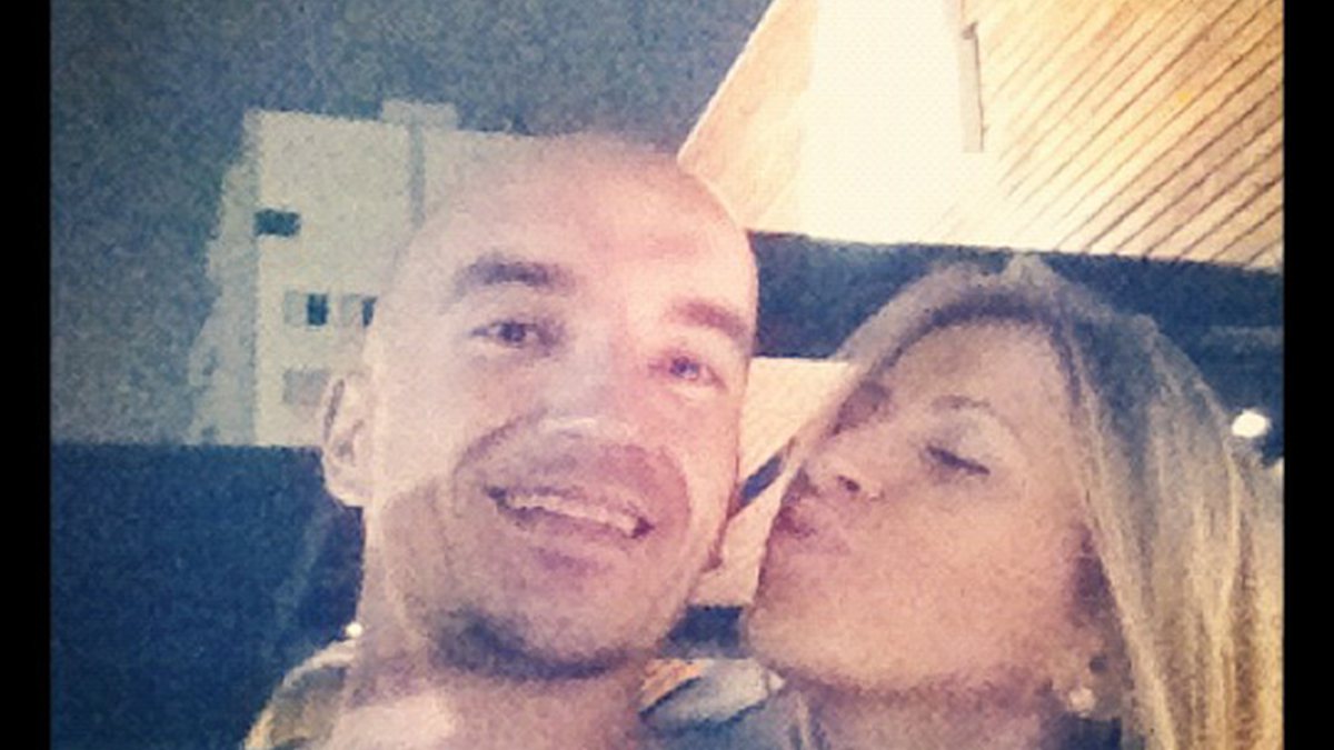 Ex dos BBBs Renata e Rafa posam juntos em clima de intimidade