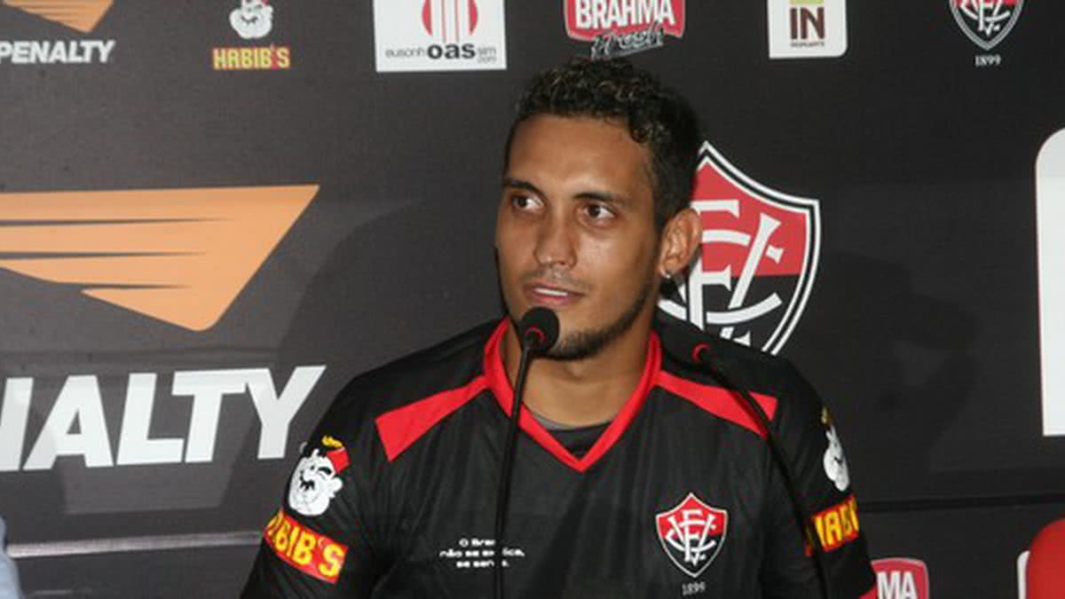 Goleiro Douglas reaparece no Barradão