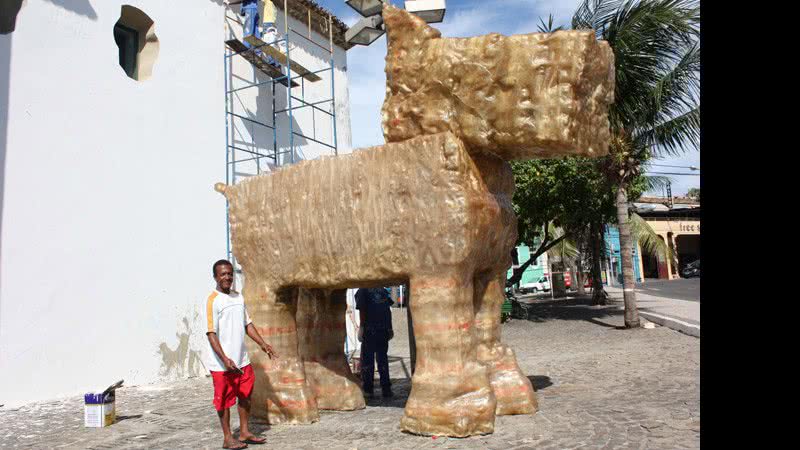Obra de Bel Borba pega fogo