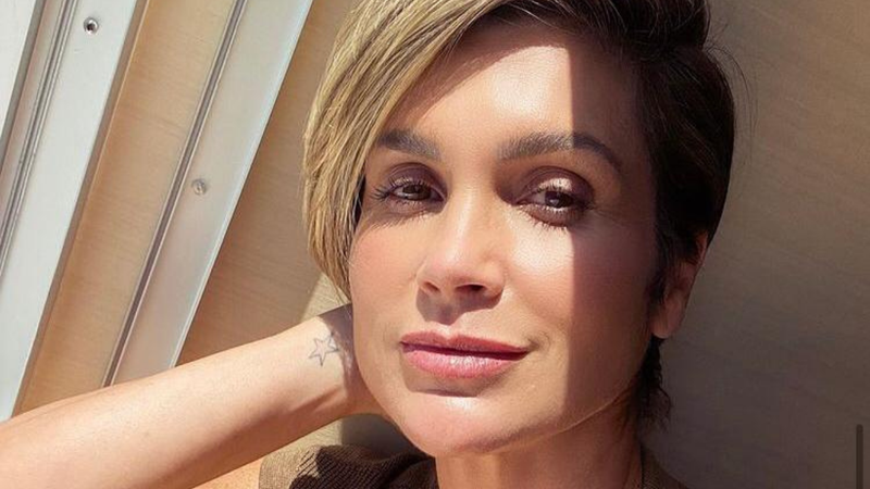 Flávia Alessandra sensualiza em vídeo e deixa seios à mostra; assista