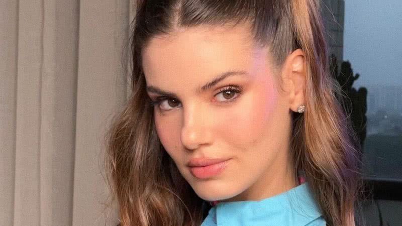 Gêmeas? Ex-BBB muda visual e é confundida com a atriz Camila Queiroz