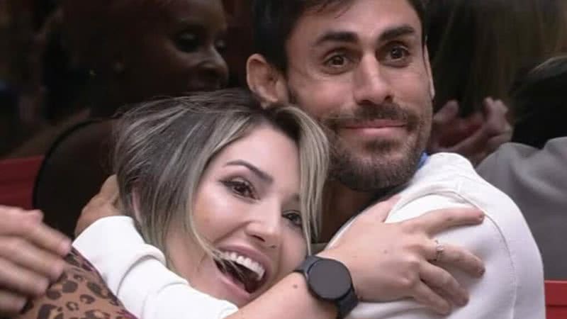 Amanda e Cara de Sapato fazem tatuagem juntos e enlouquecem fãs; assista