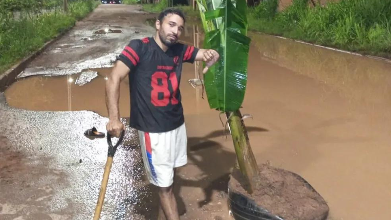 Morador toma atitude inusitada ao se deparar com buraco em avenida Morador toma atitude inusitada ao se deparar com buraco em avenida