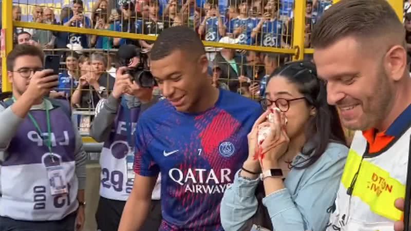 VÍDEO: Mbappé acerta chute em torcedora e vai à arquibancada pedir ...