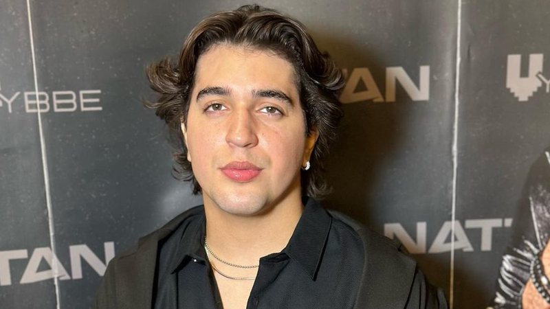 Discreto, Nathanzinho posta foto inédita ao lado da namorada; confira