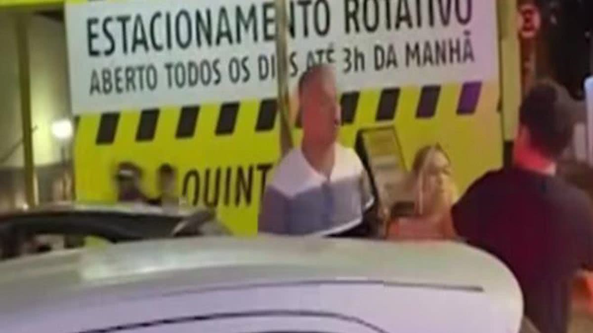 Policial agride casal em briga de trânsito; veja o momento da agressão