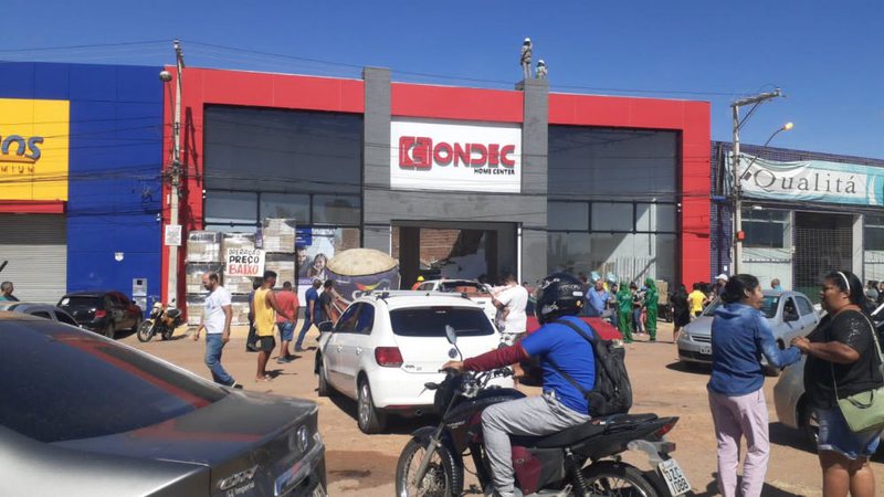 VÍDEO: Teto de loja de material de construção desaba em Juazeiro ...