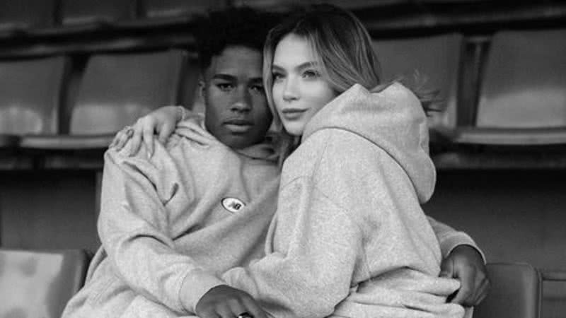 Namorada de Endrick exibe novas tatuagens; confira