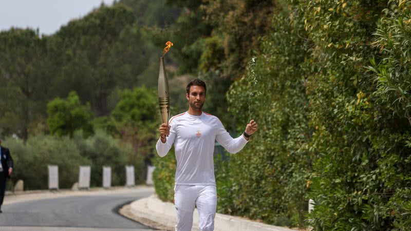 Olimpíadas Paris: Tocha Olímpica chega à França e revezamento reunirá ...