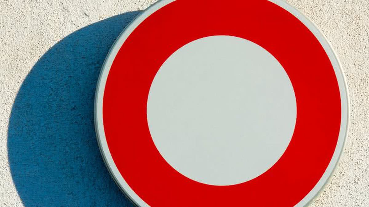 Saiba o que significa nova placa com círculo vermelho e branco no centro