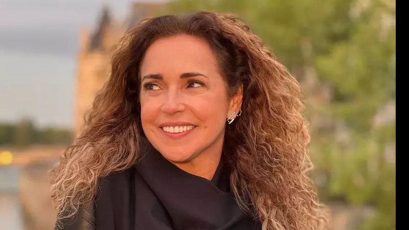 Com direito a beijão, Daniela Mercury homenageia esposa no Dia da ...