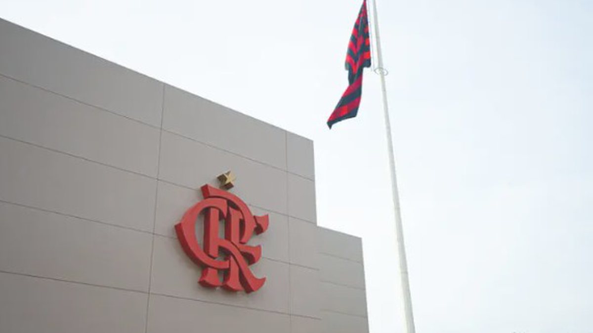 Flamengo barra entrada de equipe do UOL em centro de treinamento