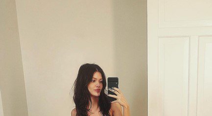 Vitoria Strada posa nua e deixa web babando; veja cliques