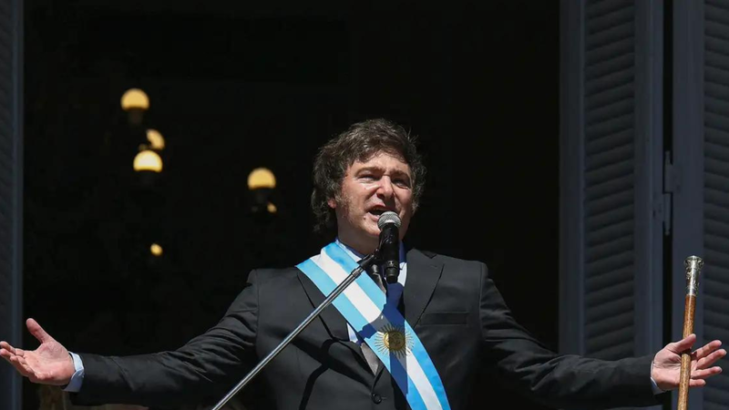 Milei completa 100 dias 'frenéticos' com popularidade apesar de pobreza