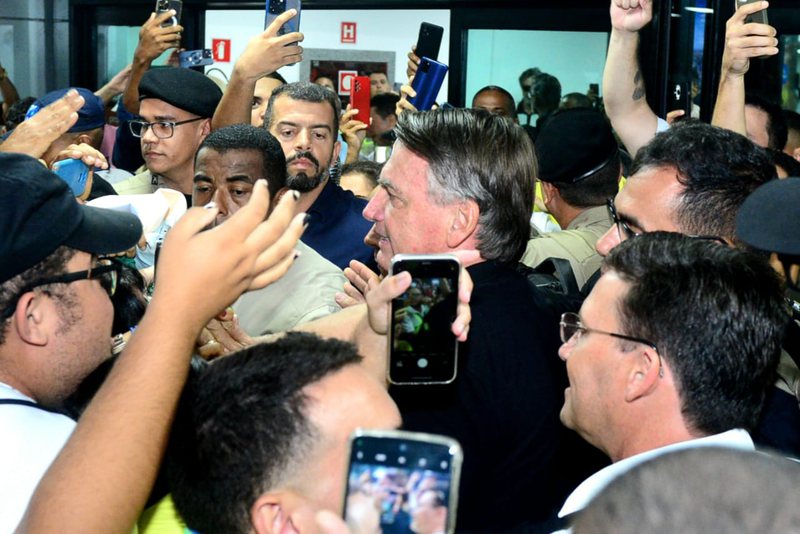 Galeria · Chamado de "mito", Bolsonaro é recebido por apoiadores em ...