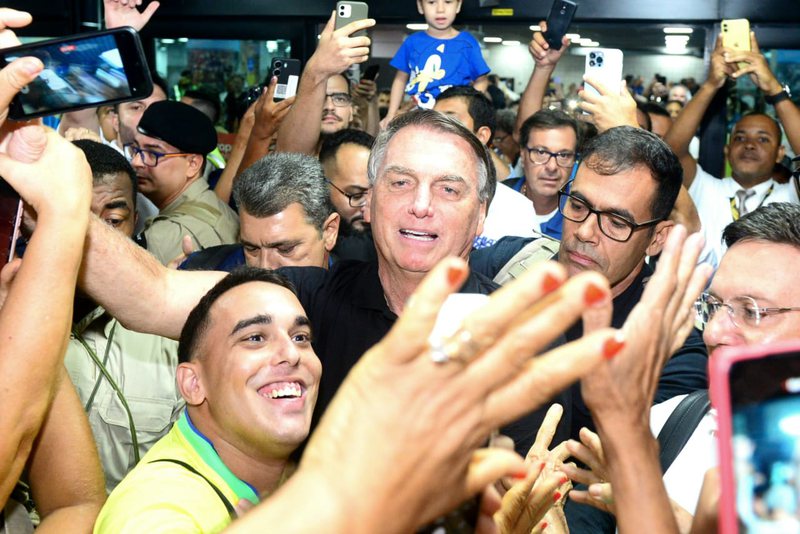 Galeria · Chamado de "mito", Bolsonaro é recebido por apoiadores em ...