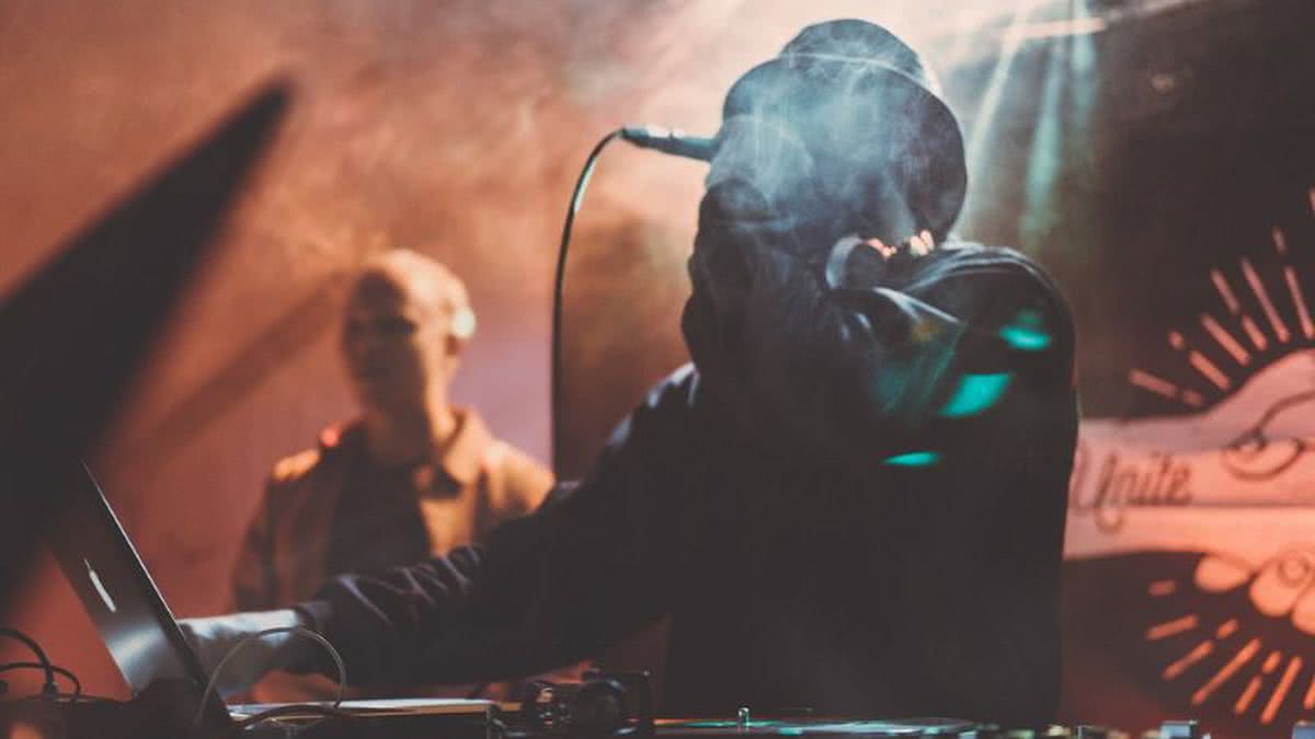 Rapper famoso tem carro atingido por oito tiros: “os caras largaram o aço”