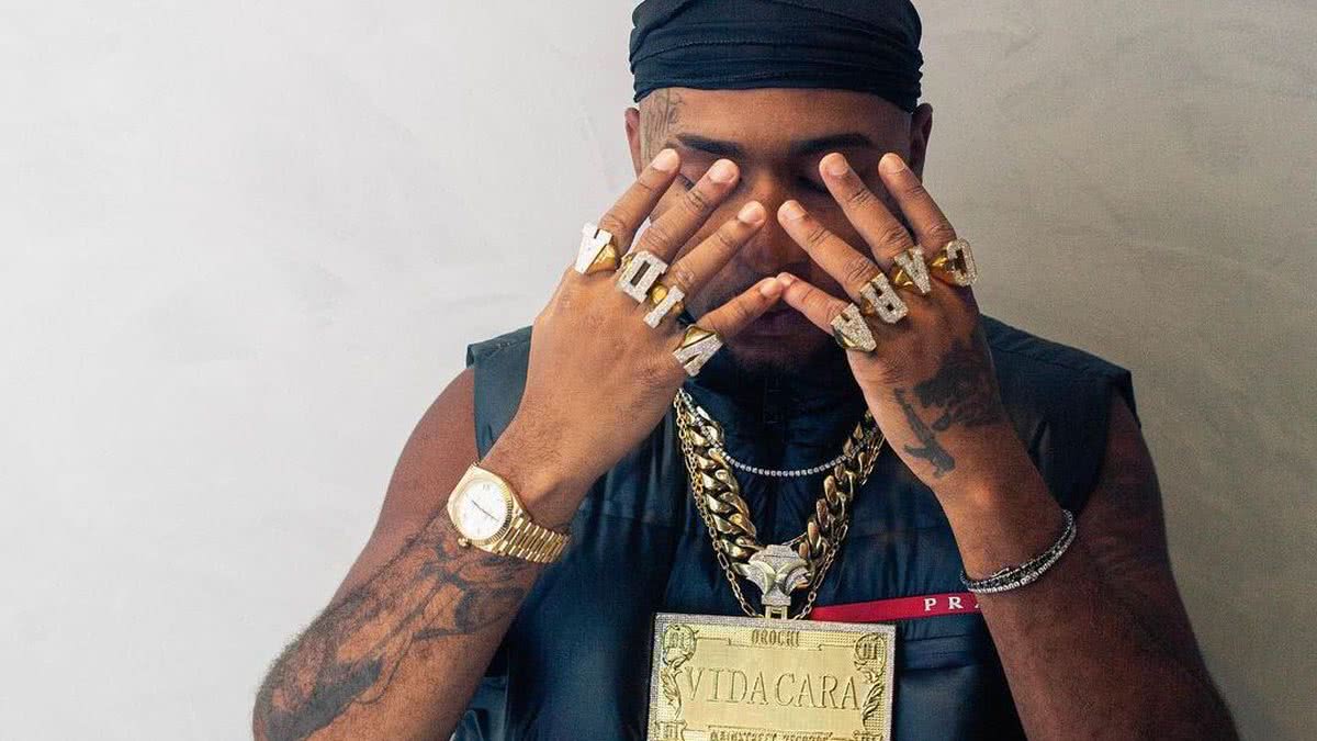 A fila andou? Orochi ostenta carro milionário com morena misteriosa ...