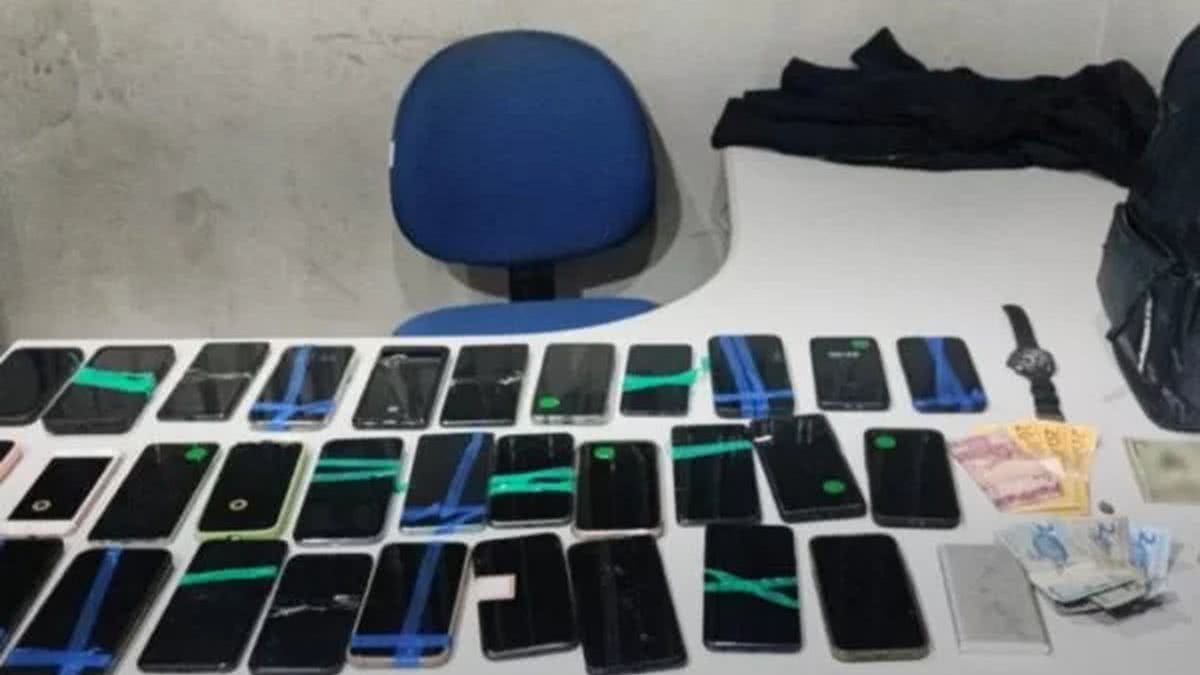 Trio é preso com mais de 30 celulares roubados e furtados Trio é preso com mais de 30 celulares roubados e furtados