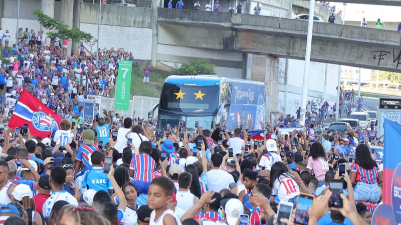 Torcida do Bahia chega em peso à Fonte Nova para primeiro jogo da final ...