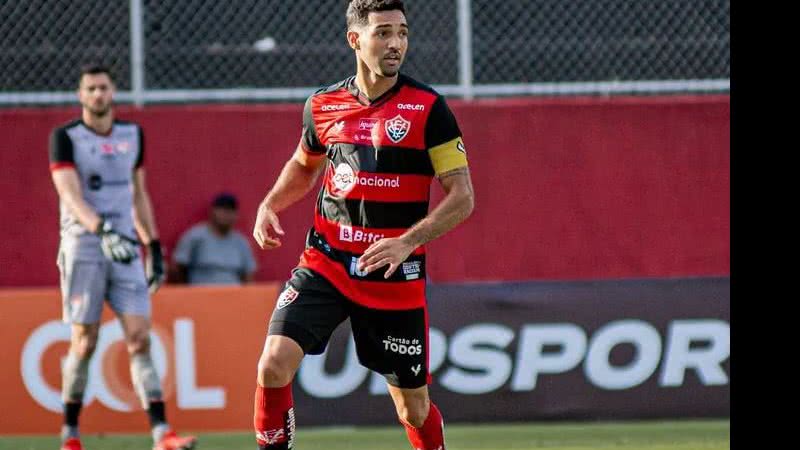 Ex-zagueiro do Vitória, Alan Santos negocia com clube da Série B; saiba qual