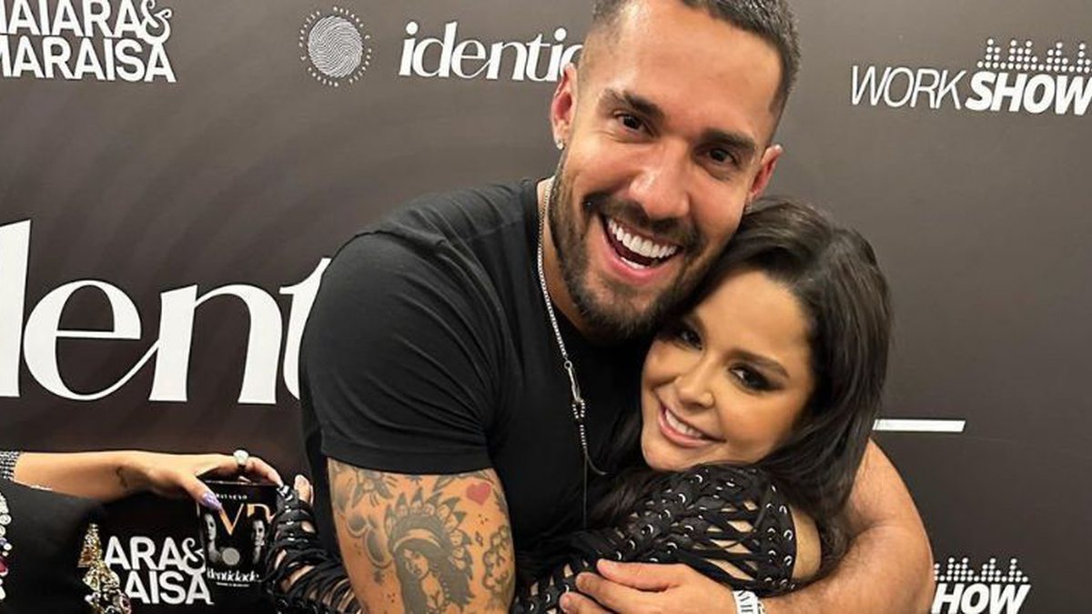 Maraisa e Bil Araújo se beijam em cima do palco durante show em Goiás ...