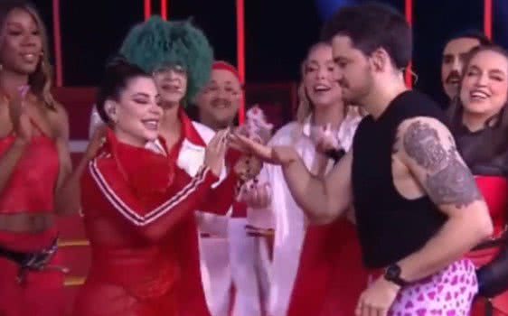 Felipe Neto e Gkay são criticados após beijo ao vivo; veja vídeo