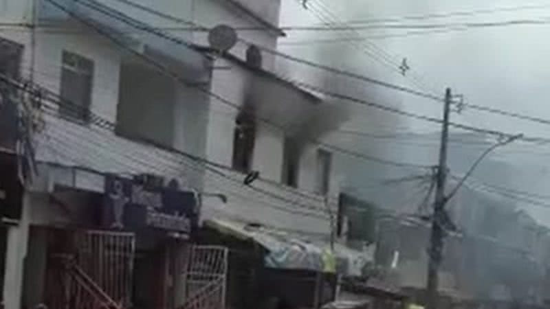 Incêndio atinge imóvel no bairro de Santa Mônica