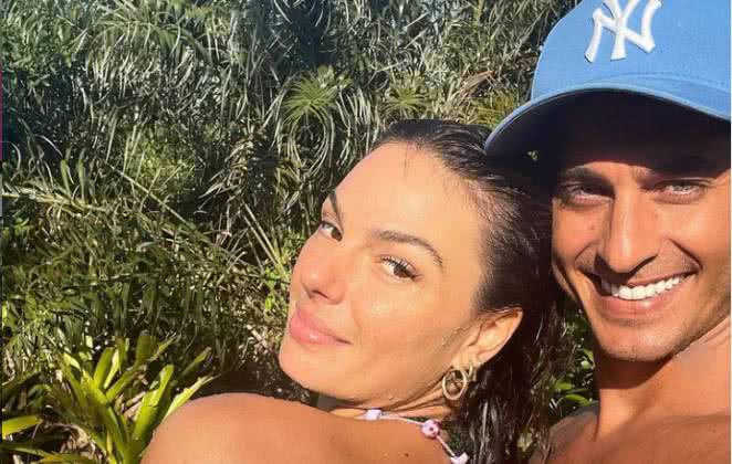 A fila andou! Ex-marido de Isis Valverde é flagrado aos beijos em praia ...