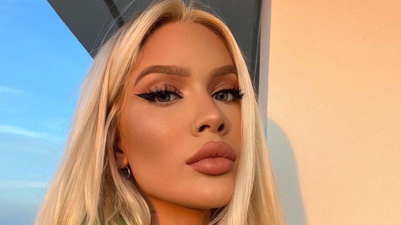 Solteira, Karoline Lima comemora clima de copa e posa de biquíni com a ...