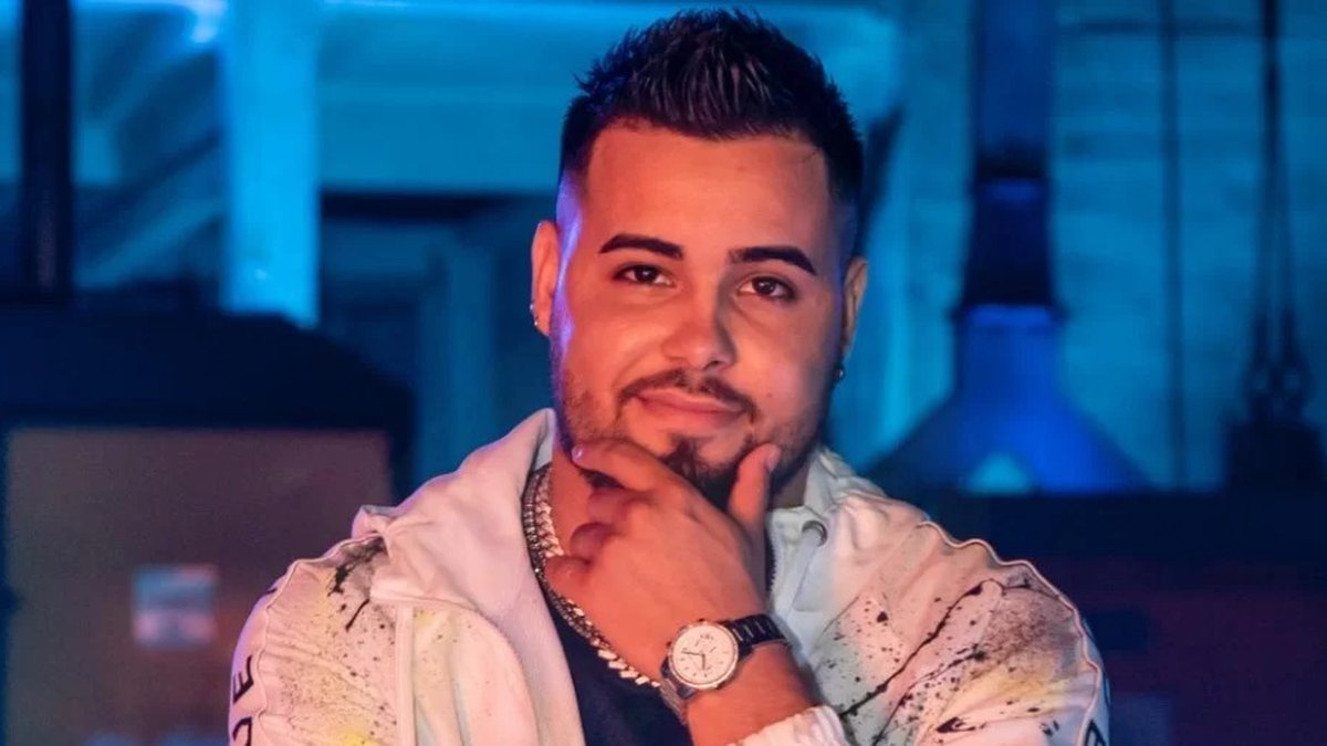 Jerry Smith é flagrado aos beijos com humorista famosa; veja vídeo