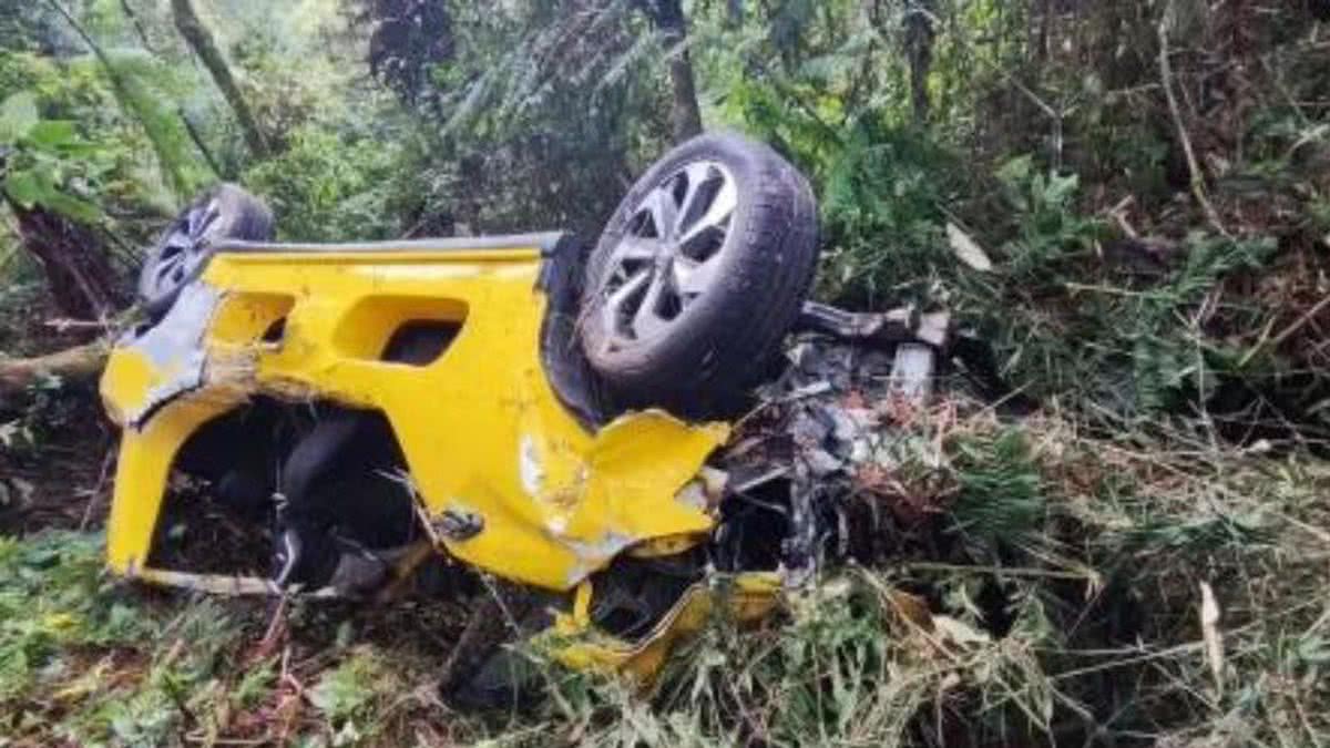 Cantor sertanejo morre após carro cair em ribanceira