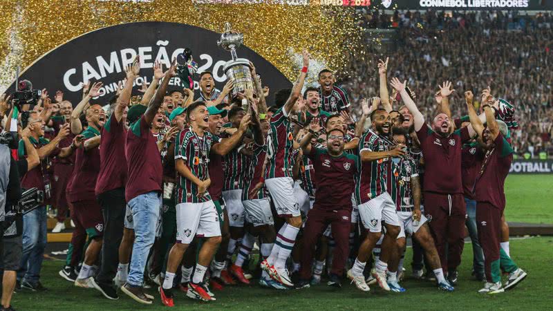 Campeão da Libertadores pelo Fluminense posta a famosa foto com a taça ... Campeão da Libertadores pelo Fluminense posta a famosa foto com a taça ...