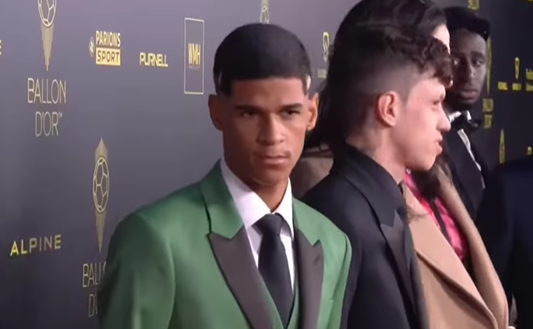 Receba! Luva de Pedreiro está presente na premiação da Bola de Ouro