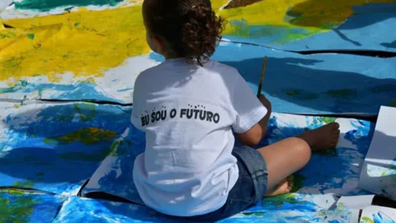 Criança com doença rara desaprende a engatinhar e a falar; entenda o caso