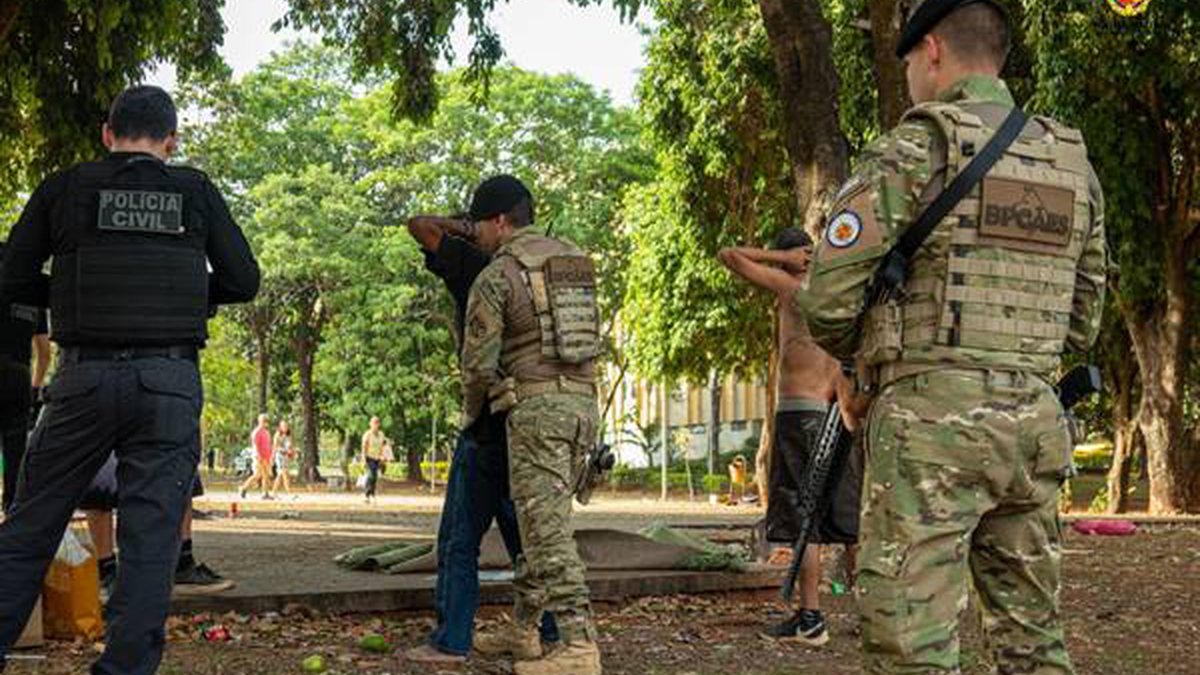 Polícia prende suspeitos que se passavam por moradores de rua Polícia prende suspeitos que se passavam por moradores de rua